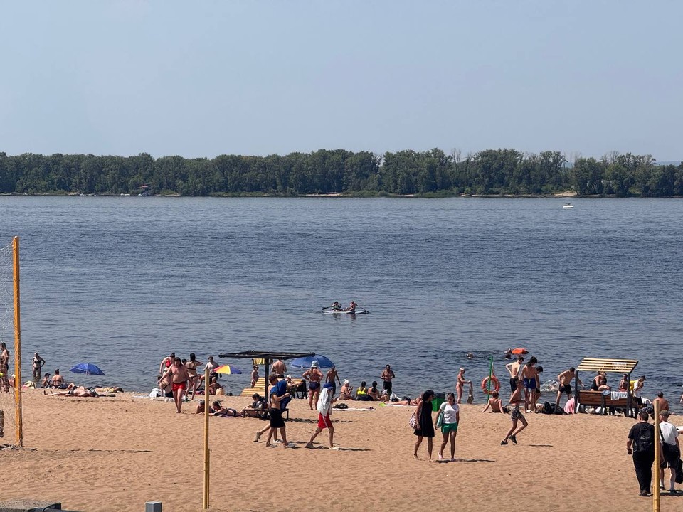 Пляжи забиты, на улицах спецмашины с водой: как Самара спасается от ...
